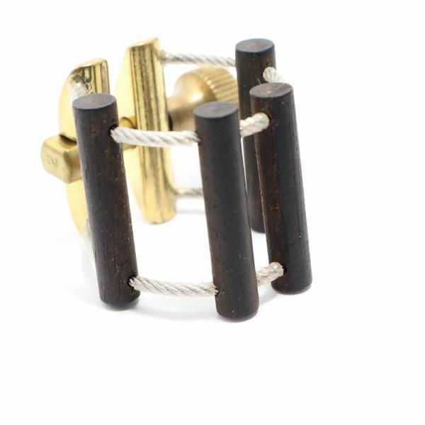 Kプルームのアルトガーデラサイズリガチャーです。こちらは通常モデルと異なりプレート部にも木材を使用した特別モデルになります。反応も良く、木製ならではの軽やかさとエアー感が加わりますのでメタルマウスピースの特徴を引き出してくれそうです。付属品...