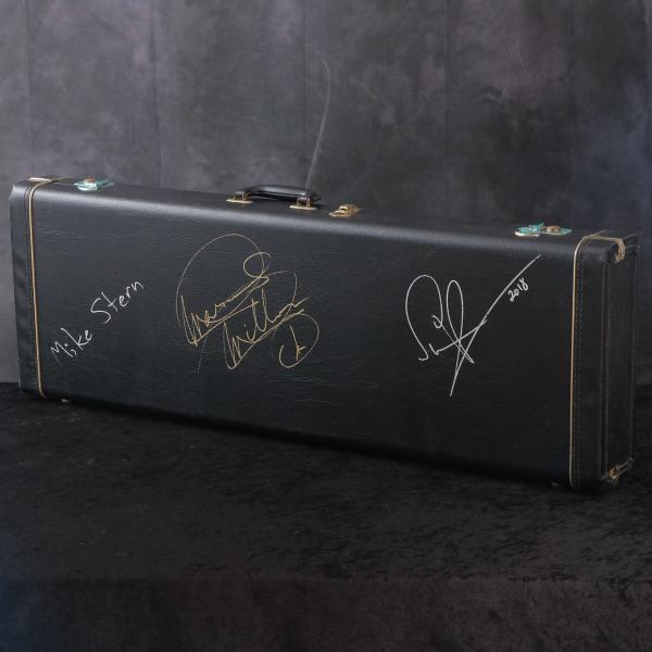 Musixman/JPXに付属していた限定ケースです。ややタイトめなケースですが、JP7/EVH/AXISも収納可能なことを確認いたしました。※鍵欠品■商品ランク:B：かなり、傷&amp;使用感はあるが、通常使用する用途において問題なし■保...