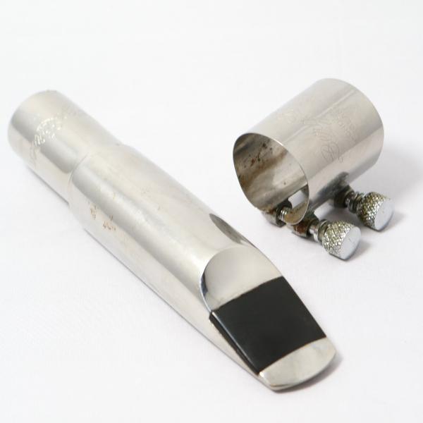 "【御茶ノ水ウインドパル在庫商品】ベルグラーセンのテナーサックス用マウスピースです。スクープビルで1980年代ぐらいの個体だと思われます。バッフルも手仕上げされておりチェンバーはバレットタイプではなく全盾木に落とし込んだ仕様です。ラーセンら...