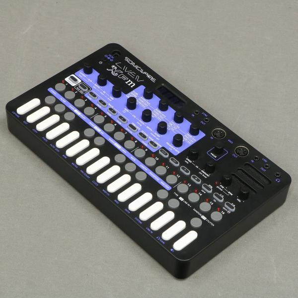 リード、鍵盤、ストリングス、ウィンド、ベース、PAD、ドラム、パーカッション、コード、SFXなど、即戦力プリセットサウンドを300種以上搭載した、FMシンセサイザー＋4トラック・シーケンサー です。■商品ランク:B+：多少傷はあるが通常使用...