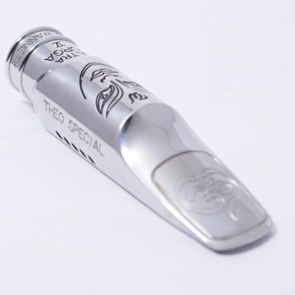 "【御茶ノ水ウインドパル在庫商品】セオワニのアルトサックス用マウスピースです。国内限定販売モデルでセオ初のステンレス素材を使用した特別なモデルです。多くのプレイヤーから絶賛されるサウンドはハイバッフルでありながらもコアがあり、何処となくダー...