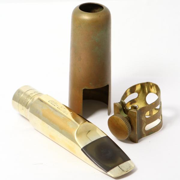 "【御茶ノ水ウインドパル在庫商品】オットーリンクのテナーサックス用マウスピースです。こちらはウインドウがやや狭い時代の個体だと思います。ジャズテナー定番モデルですが、こちらの個体はフォーカスしたメタルサウンドの印象を受けます。全体的に使用感...