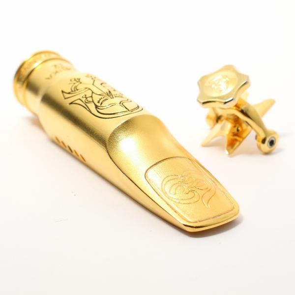 "【御茶ノ水ウインドパル在庫商品】セオワニのテナーサックス用マウスピースです。アンビカ4は古いリンクを彷彿させるダークで柔らかい音色が得意なマウスピースです。息の使い方で音色を変化させるスタイルのプレイヤーとも相性が良いと思います。若干の使...