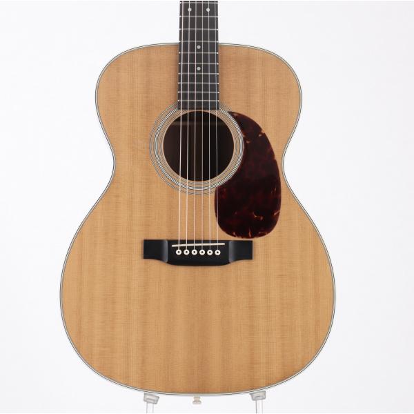 「抱えやすいOOOサイズの超定番モデル！」マーチンの定番モデル、000-28が中古で入荷いたしました。約43mmナット幅、ノンスキャロップドXブレイシング。ボディは光沢あるグロスフィニッシュ。歌ものや伴奏にも最適ですが、フィンガーピッキング...