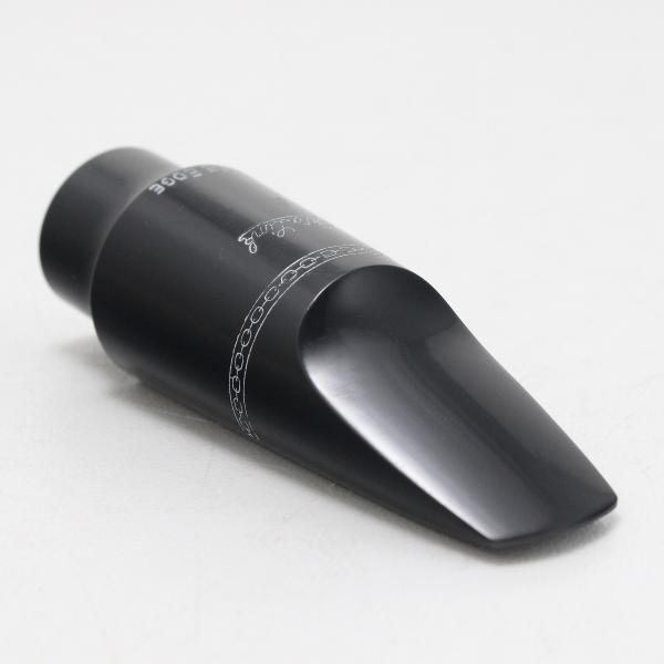 "【御茶ノ水ウインドパル在庫商品】オットーリンクのアルト用マウスピースです。ダークな音色を伴ったパワーを感じるサウンドを形成出来るモデルです。柔らかな輪郭が作りやすいモデルでテナータイプのサウンドを狙っている方にもお勧めしやすいモデルです。...