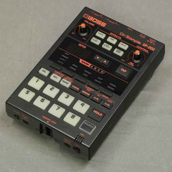 コンパクトサンプラーSP-303、SP-404の初代モデル。シンプルな操作、リアルタイムにエディット可能なエフェクトなど、SPシリーズのスタイルはここから生まれました。6種類のエフェクト、タイムストレッチ機能搭載。最大32秒のサンプリングが...