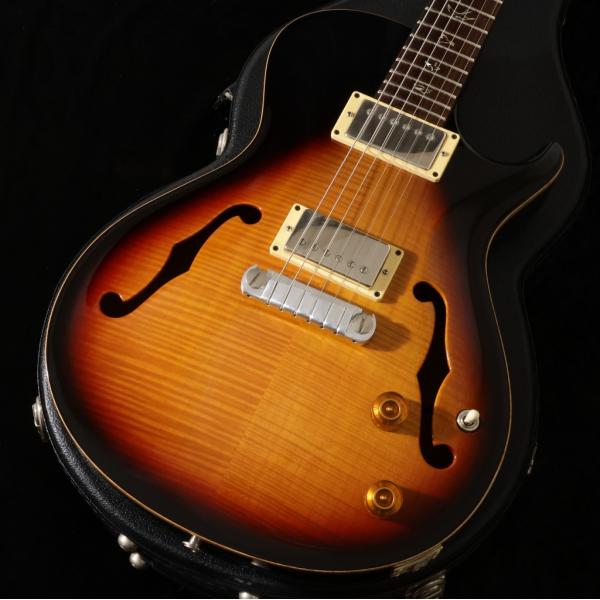 2008年製、比較的生産数の少ない珍しいモデル「Singlecut Hollowbody I」が中古で入荷!【ボディ・ネック・指板】ボディにはフレイムメイプルトップ、マホガニーサイド&amp;バック、マホガニーネックと王道の組み合わせ。指板...