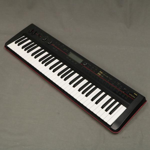 KROSSなら、家で作り込んだプログラムやシーケンス、自分がいつも練習している環境を、そっくりそのままステージやストリートに持ち出せます。クラスを超えたリッチなサウンドと可搬性を両立し、現場での使い勝手も考えました。便利なマイク入力やオーデ...