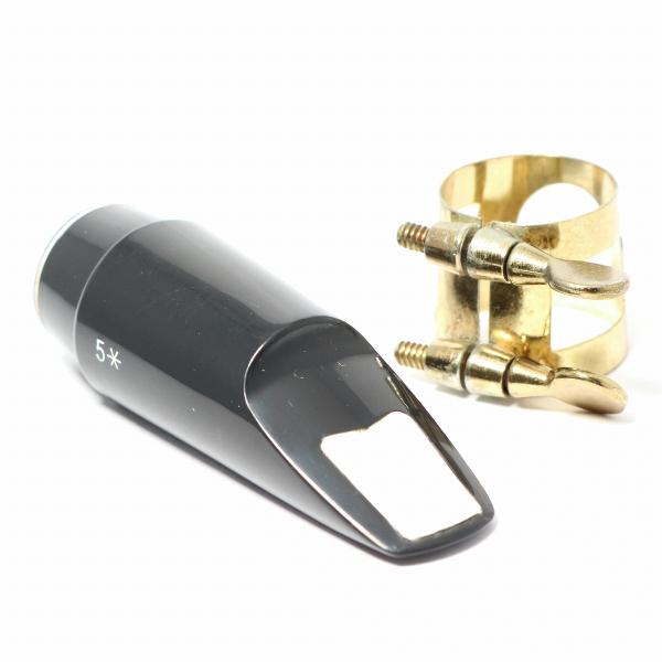 【御茶ノ水ウインドパル在庫商品】クラウドレイキーのソプラノサックス用マウスピースです。ソプラノサックスマウスピースとしてはなかなか現物を見かけませんがやや大きめのラウンドチェンバーで艶の感じられるスピード感のあるマウスピースだと思います。こ...