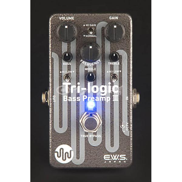 3代目となるTri-logic3ではこれまでのTrilogic1、2同様に色付けを極力排したニュートラルな特性を持ち、更に豊富な機能と様々なベースに対応出来る柔軟性を兼ね備えています。ゲインコントロールは最大＋18dBクリーンブーストモード...