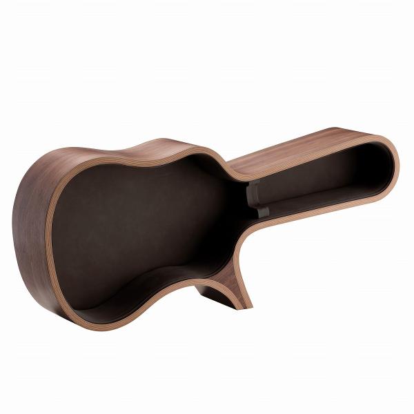 ギターと共に暮らすための家具。「classic」 イトオシイ 愛おしい / Belovedリビングの中にある“ペットの寝床”をイメージして作ったベンチ。ネックの周囲に適度な間をとったり、内側に柔らかいレザーのクッションをしつらえたりするなど...