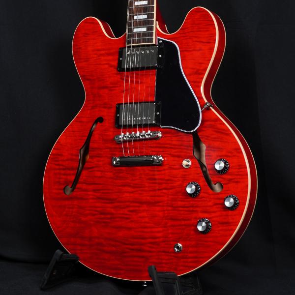 セミアコを代表する定番機種ES-335の現行レギュラー・モデル「ES-335 Figured Sixties Cherry」が入荷致しました!レギュラーのESモデルは今はなきメンフィス・ファクトリーを経て、現在USAファクトリーにて製作され...