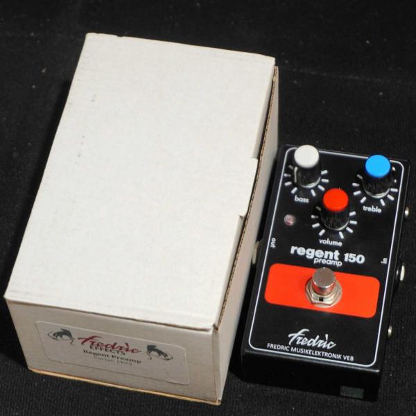 Fredric Effects / Regent 150 PreampFredric Effects Regent 150 Preampは、東ドイツにて1970年代に使われたプリアンプを再現したギタープリアンプペダルです。チャージポンプ回路...
