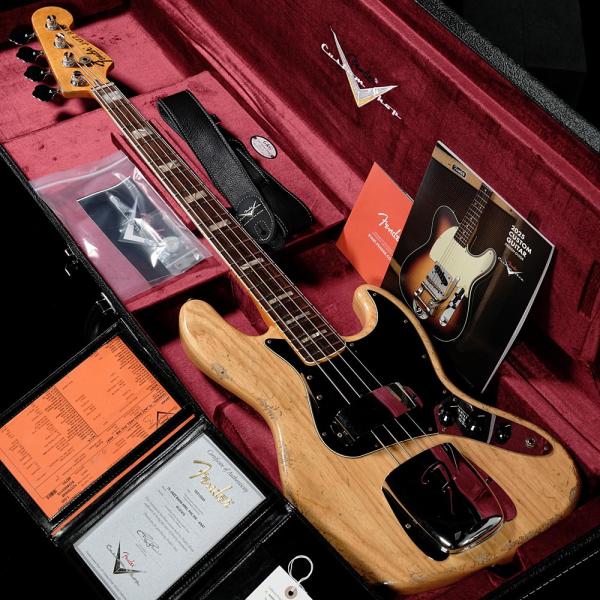 現代的なプレイに対応したビンテージレリック誕生！1975年仕様のブラックガード Jazz Bassを再現したこちらは、ボディに「Lacquer(ラッカー)」フィニッシュの特にセレクトされた「2-Piece Ash(アッシュ)」。ネックは「Q...