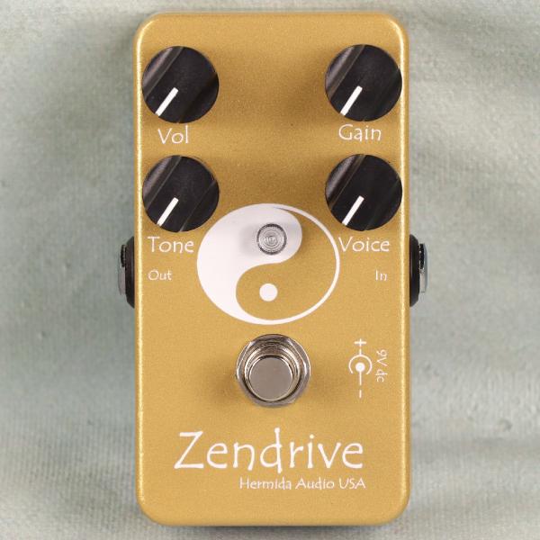 ロベン・フォードが使用した極上のオーバードライブ・ペダルとして有名なZENDRIVEのゲインを更にUPさせた ZENDRIVE GOLD！より幅広いジャンルでご利用頂ける一台です。伝説のギタリスト達に触発され製作されたZendriveは、ブ...