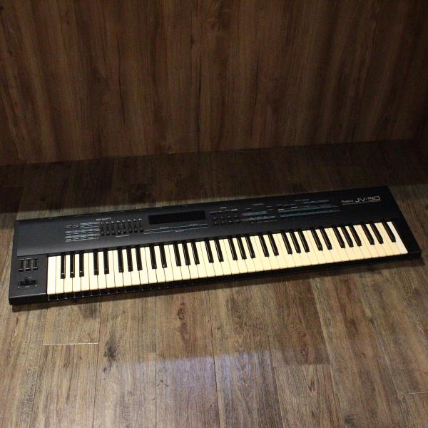 Roland / JV-90がused入荷です。生産完了品76鍵。同時発音数56。Roland JV-90は、軽量・コンパクトなボディに76鍵の鍵盤を採用し、高品位で多彩なデジタル波形を、デジタル音声処理することによって広範囲な音作りを可能...