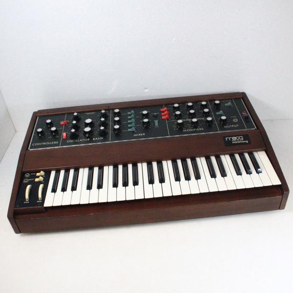 MOOG / MINIMOOG 後期型がused入荷です。シリアル:12645の後期型になります。PITCH/MODホイールもギザギザな仕様になっています。後期型の当時の輸入元 日本楽器のロゴもあり。 1970年に最初にリリースされたMin...