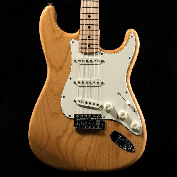1974年製、Fender Stratocaster が入荷致しました。50年代に誕生したフェンダー・ストラトキャスターは世界中の多くのミュージシャンに愛され、今日に至るまで、数々のギタリストが使用している事はもはや説明不要かと思います。本...
