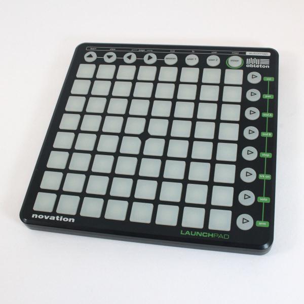 novation / Launchpadがused入荷です。縦横8×8列にレイアウトされた64個のボタンには、マルチカラーのバックライトが搭載しています。トリガーのアクションと同期して色の変化や点滅によって、AbletonLiveの再生や録...