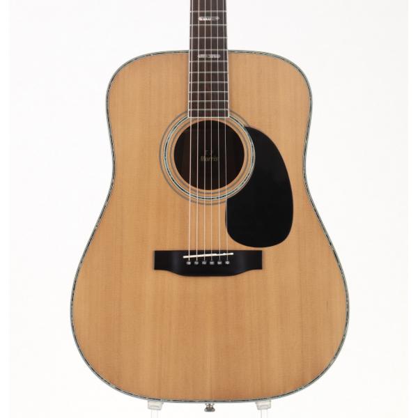 縦ロゴ仕様のジャパン・ヴィンテージの1本、モーリスのW-50が入荷致しました。トップ材はスプルース、サイド・バックにはローズウッドを使用し、バックはセンターにチェスナットを挟んだ3ピース構造となっています。指板上に施されたヘキサゴンインレイ...