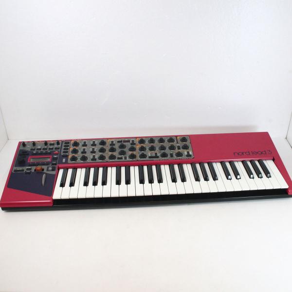 Clavia / Nord Lead 3がused入荷です。Nord Leadシリーズのアナログモデリングのよさを受け継ぎながら、音作りの面においてさらに強化。音作りに不可欠なパラメーター（ノブ）に値を示すLEDの表示がつき、音色を切り替え...
