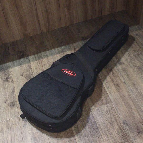 SKB製のギターケースがused入荷です。LPシェイプのギターに使えるSKB製ケース。発泡スチロールをコアとしたソフトケース。パッド付のショルダーストラップで肩の負担も軽減!収納楽器最大サイズOverall Length:  100.97 ...
