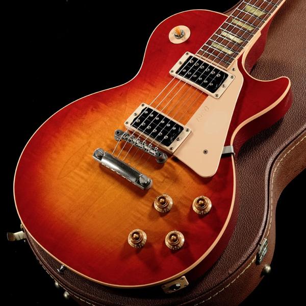 2001年製Gibson Les Paul Classicが入荷いたしました。メイプル・トップ/マホガニー・バックのボディにマホガニー・ネック、ローズウッド指板のウッドマテリアル。60sスタイルのスリムネックを採用したクラシックスタイルのレ...
