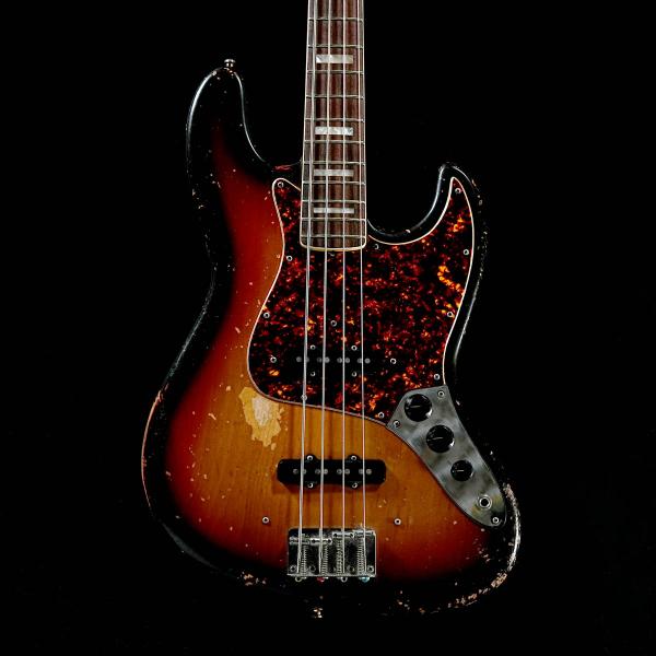 端整なサウンドと渋み溢れるルックスを兼ね備える1972年製のJazz Bass が新着です。ハードでありながら自然な具合のエイジングが光る本機。ネックデイトは掠れており確認できず、シリアルナンバーより1972年製と判断いたしました。ピックア...