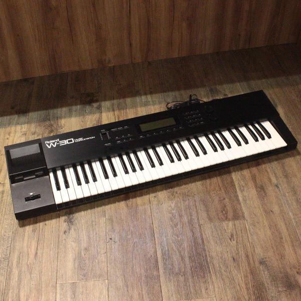 Roland / W-30がused入荷です。W-30は1989年に発売されたサンプリングワークステーション用キーボード。オンボードの12ビットサンプラー、サンプルベースのシンセサイザー、16トラックのシーケンサー、および61ノートのキーボ...