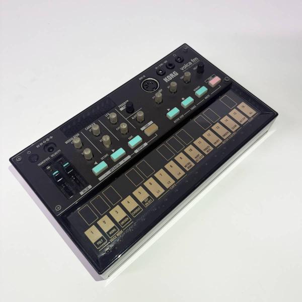 KORG / Volca FMがused入荷です。完全な互換性を備えた、3ボイス・ポリフォニックFMシンセサイザー。シンセサイザーの歴史において大きな転換点となった、FM(周波数変調)音源の登場。エレピやシンセベースに代表される、複雑な倍音...