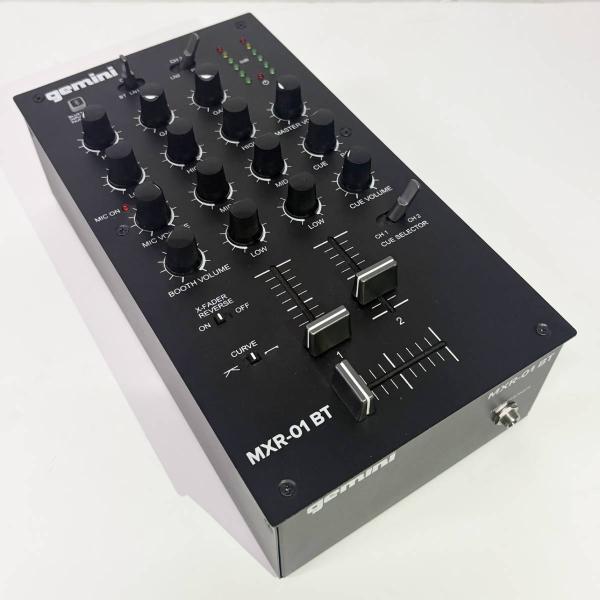 GEMINI / MXR-01BTがused入荷です。MXR-01BTは程良いサイズのコンパクトなDJミキサー、あらゆるDJブースのセットアップにマッチします。MDJシリーズのCDJプレーヤー等のLINEレベル機器や、アナログターンテーブル...