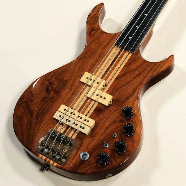 1980年前後に製造されていたモデルです。何といっても特徴はアルミをネックに使用しているところでしょう。強靭なネックでトラスロッドも入っておりません。そしてこちらはフレットレスモデルとなっております。PJレイアウトですが、リアはピックアップ...