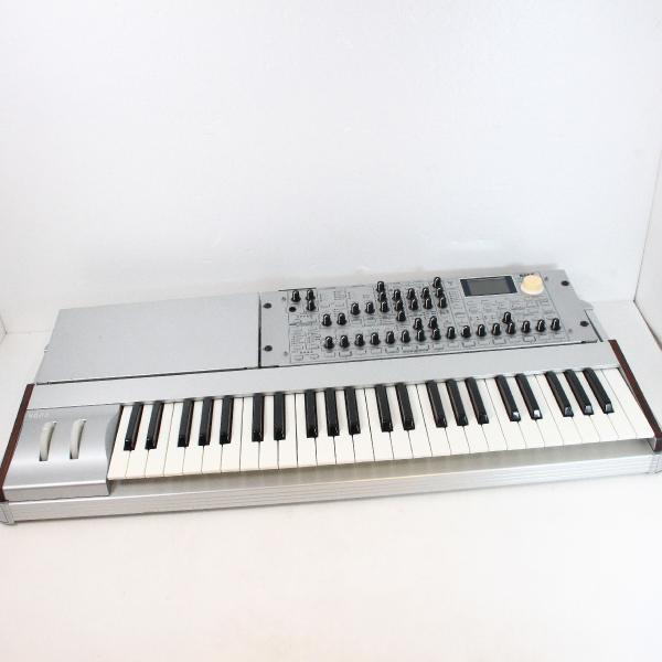 KORG / Radiasがused入荷です。無機質でクールな外観からの想像を超える応用力を備え、シンセサイザー、エフェクト、ボコーダーの多彩な音色を縦横無尽に重ねられるマシンです。アナログ・モデリングによる波形を中心に、フォルマント波形や...