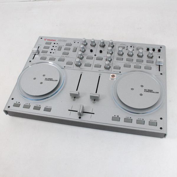 Vestax / VCI-100がused入荷です。様々なソフトウエアの66種類のパラメーターをアサインできるDJ用のUSB MIDIコントローラーです。ベスタクスがターンテーブルで培ったセンサー技術と制御技術を盛込んだJOGホイールは、高...