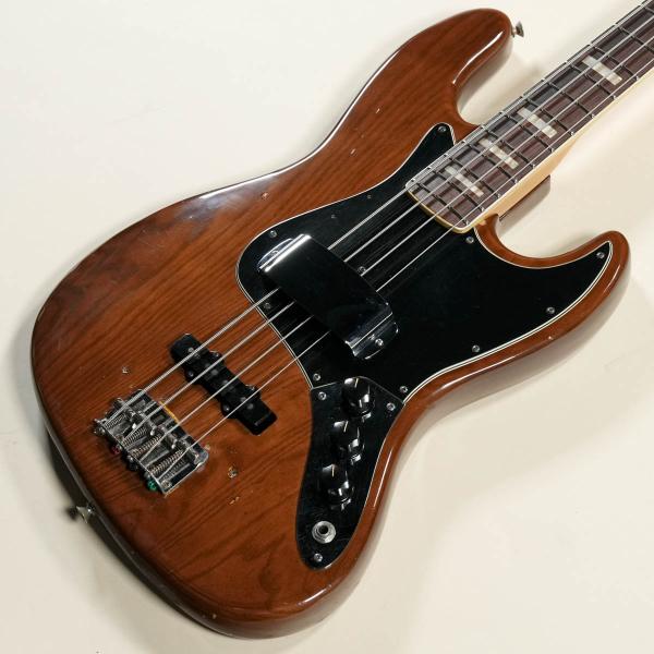 1977年のウォルナットカラー、コンディションの良い個体です。ナット、フレットは交換されプレイアビリティは良好です。またピックアップは古い楽器との相性が抜群のダンカンAntiqity に交換済みで、ビンテージの雰囲気は残しつつ、しっかりとし...