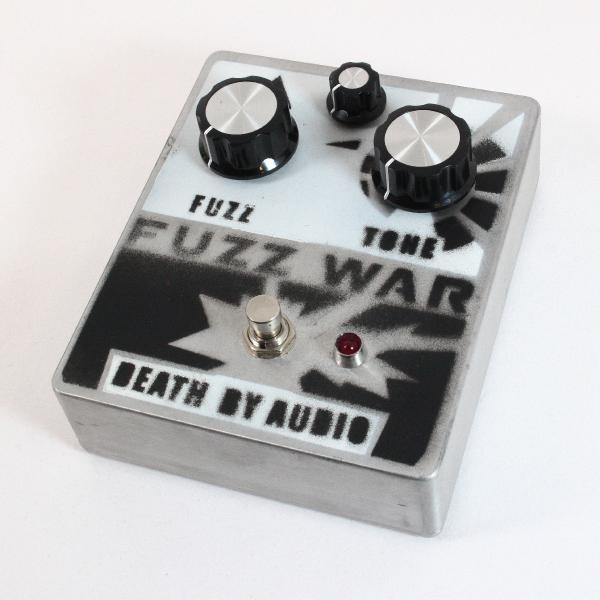 DEATH BY AUDIO / FUZZ WARがused入荷です。荒々しいサウンドキャラクターのファズです。LEVELで全体の音量を調整を、Fuzzでファズ回路のゲインを設定、Toneで音色の高域を主に調整し、ハイゲインの極みへ!【イシ...