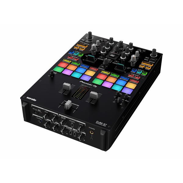 TURNTABLI7M2chミキサーのトップエンドモデルDJM-S11から継承した選りすぐりの機能をよりシンプルなレイアウトで搭載し、高い操作性を実現しました。各デッキに大型パッドを8個搭載、12種類のパッドモードを用いた多彩な演奏が可能で...