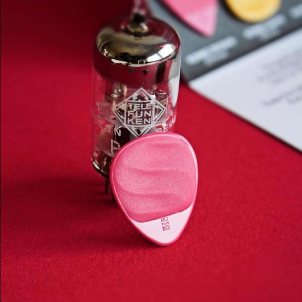 ## ピック 【SolidBond輸入代理製品】 ##1/100mmの精度を追求する 妥協を許さないジャーマンテクノロジーがギターピックを変えた！ギタープレイやサウンドにも革新をもたらす先進的ギターピックです。※こちらの商品は1色1枚の商品...