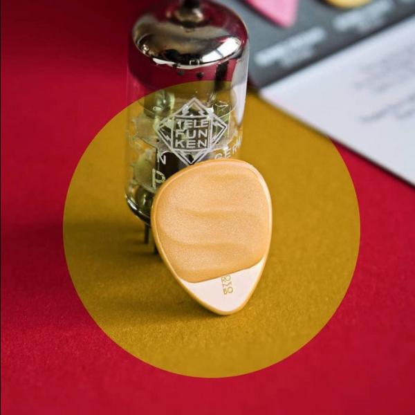 ## ピック 【SolidBond輸入代理製品】 ##1/100mmの精度を追求する 妥協を許さないジャーマンテクノロジーがギターピックを変えた！ギタープレイやサウンドにも革新をもたらす先進的ギターピックです。※こちらの商品は1色1枚の商品...