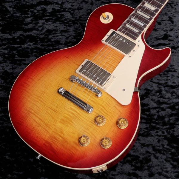 ダントツ人気のLes Paul Standardのチェリーサンバースト・カラー！メイプルトップにウエイトリリーフを廃したマホガニーボディ、50年代の丸みを帯びたネックを採用した往年のレスポールスタンダードを求めるプレイヤーに最適な一本です。...