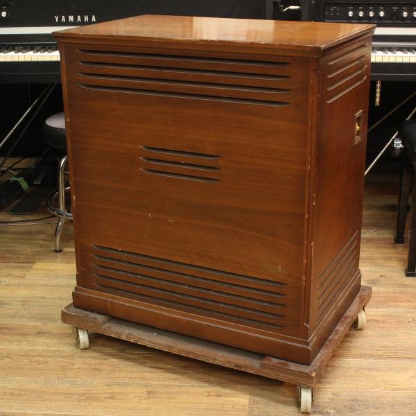 Leslie スピーカー、モデル415が入荷いたしました！415は11PIN端子で接続が可能なレスリースピーカーです。ROTOSONIC SPEAKER SYSTEM伝統的な木製レスリースタイルキャビネットを持ち、5つのスピーカー、2つのロ...