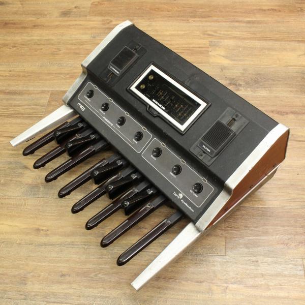 Led Zeppelin、Stingといった偉大なミュージシャンが使用していた伝説の名器　Taurus、入荷しました！Taurus I は 1974 年から 1981 年にかけて製造されていたベースシンセサイザーです。13のフットキーを備え...