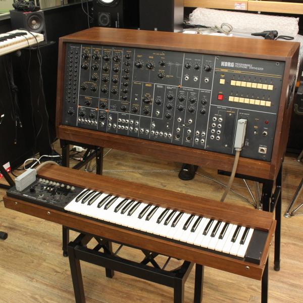 KORG PSシリーズは、70年代後半に全鍵ポリフォニック・アナログ・デザインでシンセサイザーとして誕生。3つのモデルそれぞれ個性的なスタイルを持ったPSシリーズは、当時のシンセの世界に大きな衝撃を与えました。このシリーズは1977年に鍵盤...