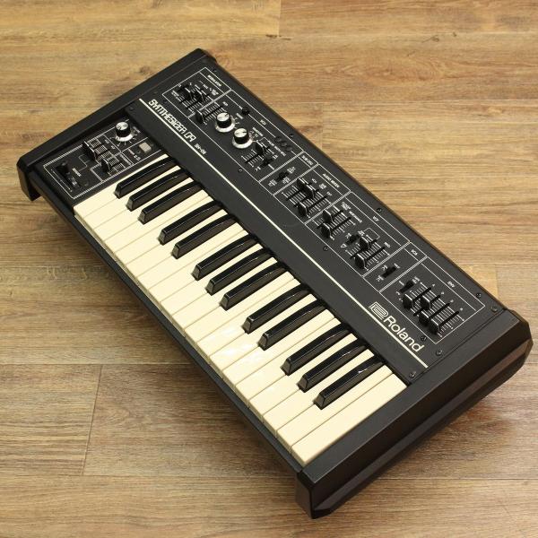 1979年発売の「SH-09」は、"SH-1"から最低限必要な機能だけを残した、コンパクトで低価格なアナログ・モノフォニック シンセサイザーです。1オクターブ下や2オクターブ下の音を重ねられるサブオシレーターを装備、コンパクトながら太いサウ...