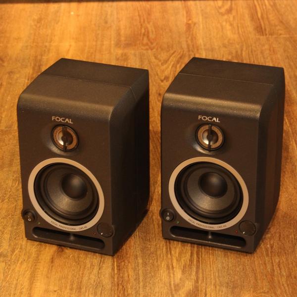 CMS40はFocal Professional レンジの中で最もコンパクトなモニターです。そのサイズにも関わらず分厚いアルミニウム・キャビネットに特殊音響処理を施し、金属キャビネット特有の鳴きを抑制、リジッドかつダンピングの効いたボディを...