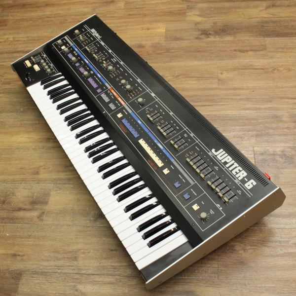 1983年に発売開始された、6ボイス・12VCOのポリフォニック・アナログシンセサイザー「Roland JUPITER-6」。当時のローランドが誇るフラッグシップモデル「JUPITER-8」の廉価版と捉えられがちですが、1981年に公開され...