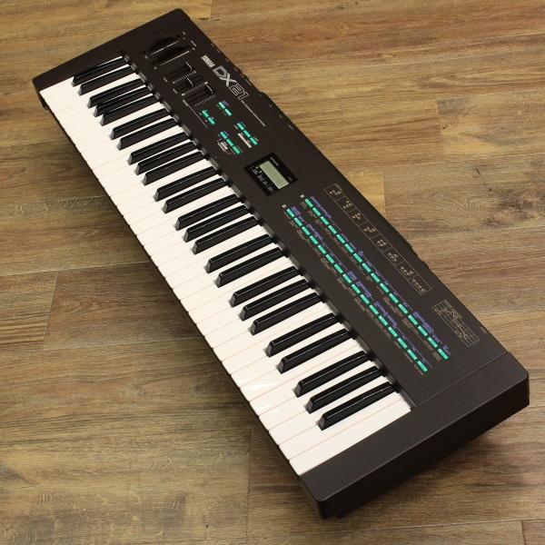 DX7よりも少し小さめ、FM(4オペレータ・8アルゴリズム)×A/B、デュアル/スプリットモード搭載FMシンセサイザー。最大同時発音数  8プリセット  音色数  インターナルボイス：32、プリセット：128、パフォーマンス：32