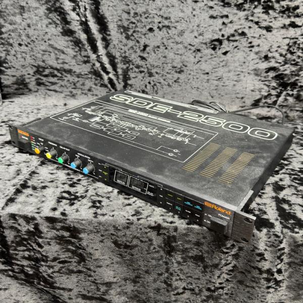 SDE-3000の性能をべ?スに MIDI対応への発展したモデル。64種類の71 レイ・セッティングがメモリー可能なハイ・パフォーマンス・デジタル・ディレイ。キズや汚れなど使用感はございますが動作上の問題はございません。※画像に映っている商...