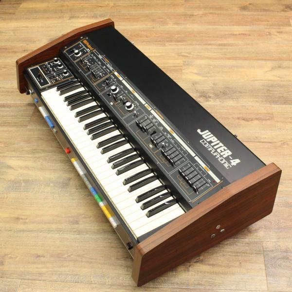 Rolandが誇るJUPITERシリーズ、最初のモデル　JUPITER-41978年から発売開始されたJUPITER-4は、ローランド初の4音ポリ＆8音色メモリーに対応した、当時のアナログ・フラッグシップ・シンセサイザーです。JUPITER...