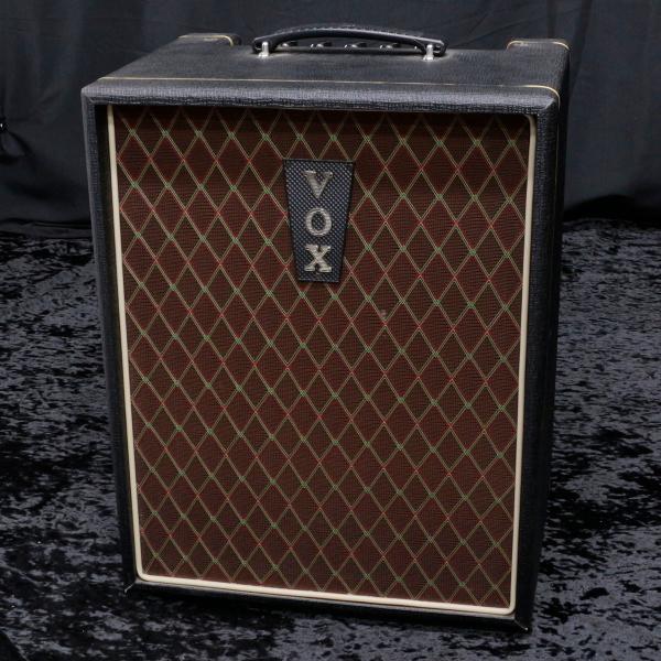 VOXの25Wベースアンプです。キズや汚れなどの使用感はございますが、現状動作上の問題はございません。この機会にぜひ！！※画像に映っている商品が付属品含め全てとなります。